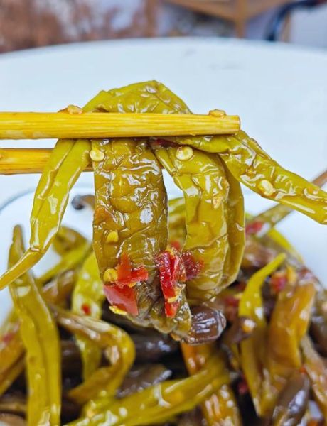 辣椒拌皮蛋怎么做_皮蛋拌辣椒好吃吗-第1张图片-山城妙识