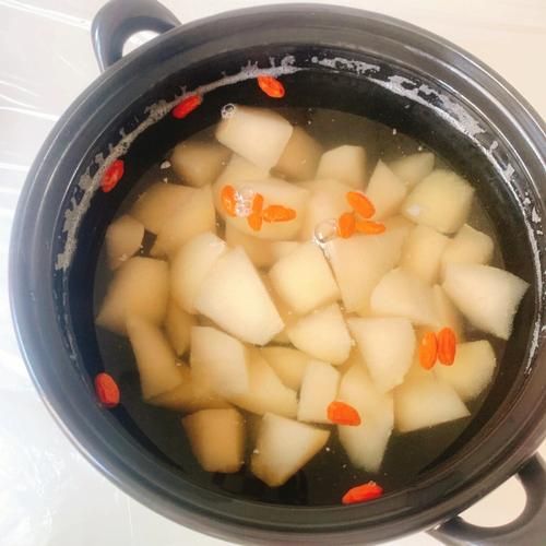 冰糖雪梨怎么做治咳嗽要去皮吗_止咳雪梨汤正确做法-第3张图片-山城妙识