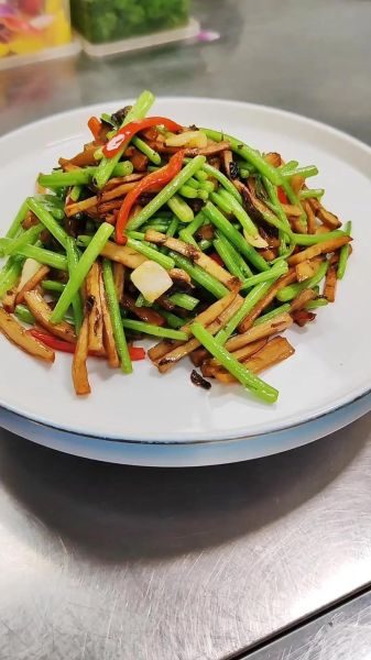 茼蒿和什么搭配最好吃_茼蒿怎么炒才脆嫩-第2张图片-山城妙识