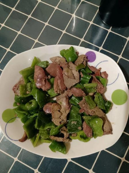青椒炒鸡心怎么做_鸡心炒多久才嫩-第1张图片-山城妙识