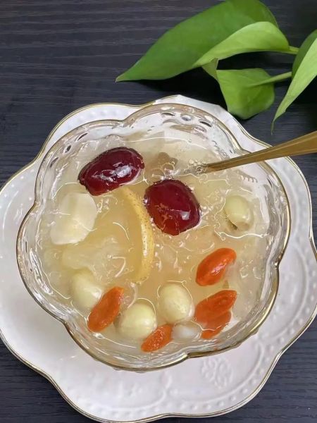 白木耳莲子羹的功效与作用_白木耳莲子羹适合什么人吃-第2张图片-山城妙识