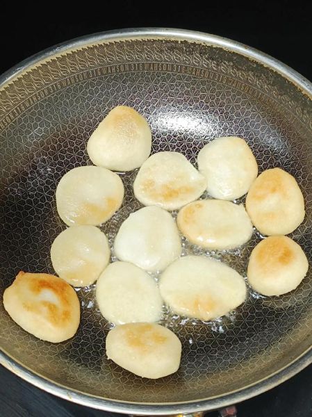 煎糍粑怎么不粘锅_煎糍粑用什么油最好-第1张图片-山城妙识 煎糍粑怎么不粘锅_煎糍粑用什么油最好-第1张图片-山城妙识