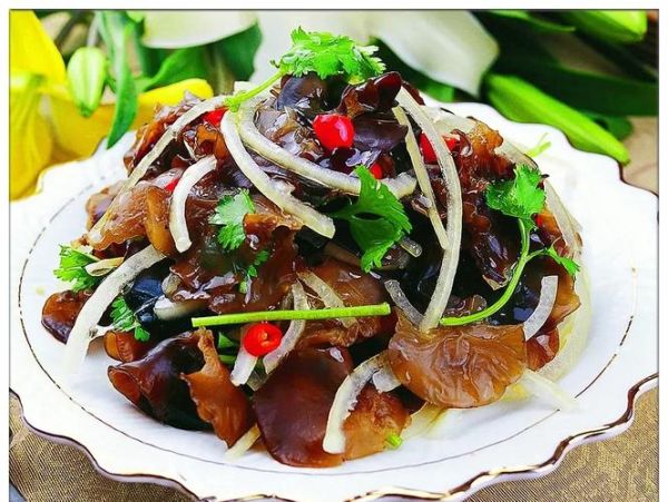 洋葱木耳炒肉丝怎么做_木耳要不要焯水-第1张图片-山城妙识