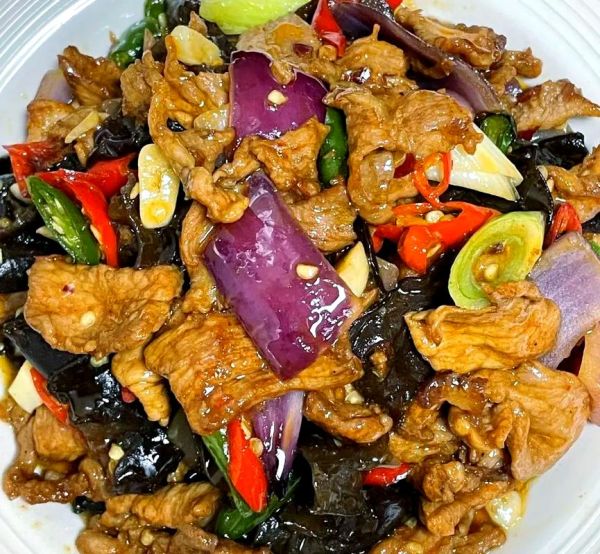 洋葱木耳炒肉丝怎么做_木耳要不要焯水-第2张图片-山城妙识