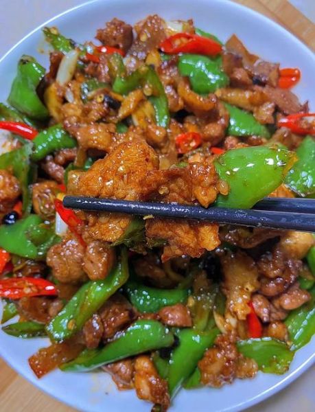 青椒炒肉怎么做才好吃_正宗做法步骤详解-第1张图片-山城妙识