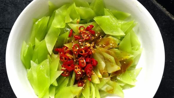 莴苣凉拌需要焯水吗_莴苣凉拌焯水多久-第1张图片-山城妙识 莴苣凉拌需要焯水吗_莴苣凉拌焯水多久-第1张图片-山城妙识