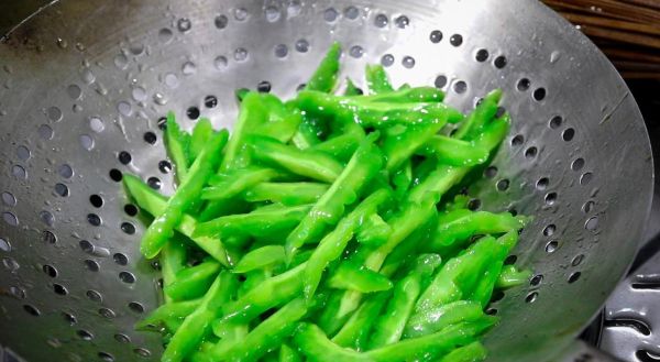 苦瓜焯水用冷水还是热水_焯水后要不要过凉-第1张图片-山城妙识