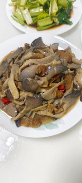 蘑菇和什么一起炒好吃_蘑菇炒肉的做法-第1张图片-山城妙识