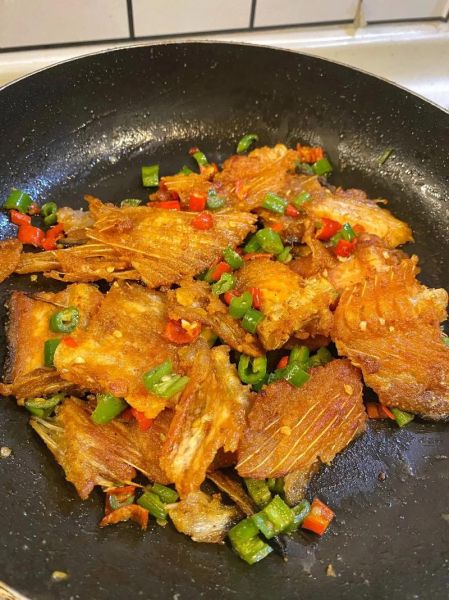 三文鱼骨怎么吃_三文鱼骨的做法大全-第2张图片-山城妙识