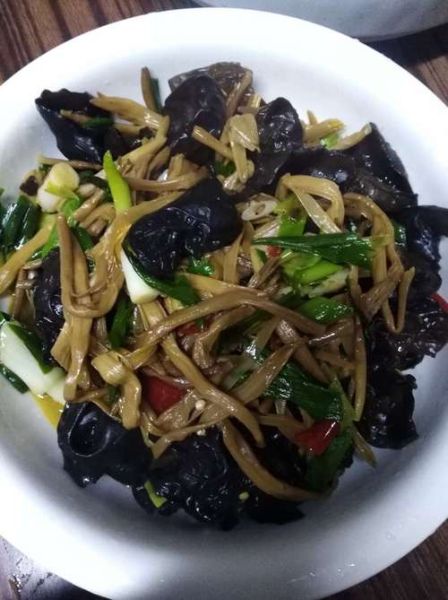 黄花菜炒木耳怎么做_黄花菜炒木耳要焯水吗-第3张图片-山城妙识 黄花菜炒木耳怎么做_黄花菜炒木耳要焯水吗-第3张图片-山城妙识