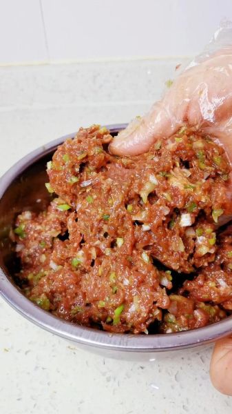 牛肉饺子馅怎么调才嫩_牛肉饺子馅做法大全-第1张图片-山城妙识 牛肉饺子馅怎么调才嫩_牛肉饺子馅做法大全-第1张图片-山城妙识