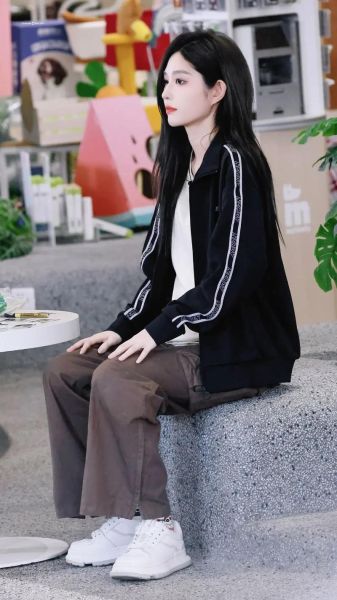 王奕萌素颜长什么样_王奕萌素颜对比精修差距大吗-第3张图片-山城妙识