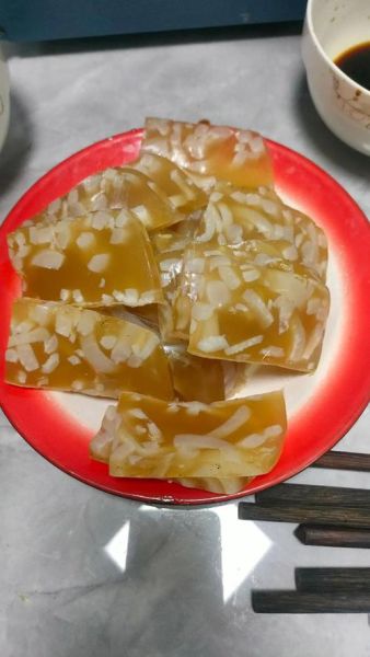 水晶肉皮冻怎么做_猪皮冻不腥的秘诀-第1张图片-山城妙识