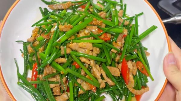 韭苔炒肉片怎么炒才嫩_韭苔炒肉片的家常做法-第1张图片-山城妙识