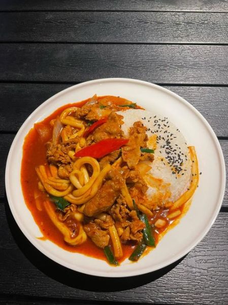 葱爆牛肉盖浇饭怎么做_家常牛肉盖浇饭做法-第1张图片-山城妙识