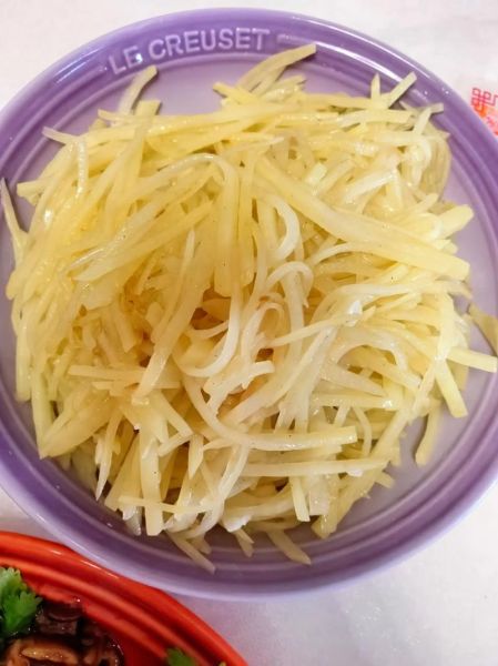 京酱肉丝饼皮怎么做_家常做法步骤-第2张图片-山城妙识