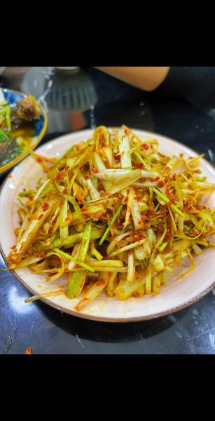 凉拌蒜苗丝怎么做_凉拌蒜苗丝要不要焯水-第1张图片-山城妙识 凉拌蒜苗丝怎么做_凉拌蒜苗丝要不要焯水-第1张图片-山城妙识