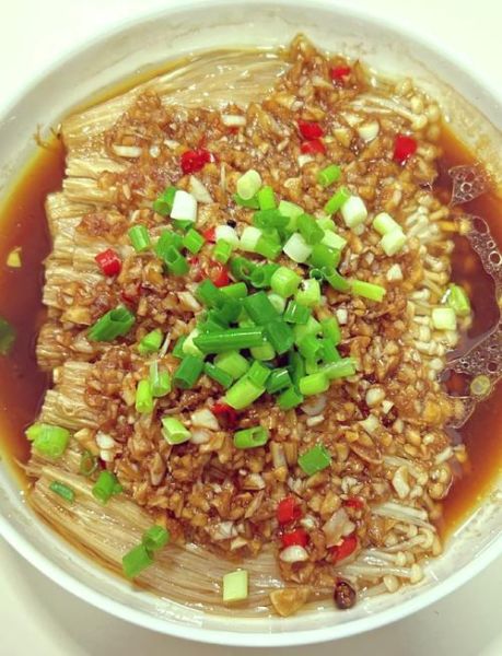 蒜蓉金针菇怎么做简单又好吃_蒜蓉金针菇的家常做法-第1张图片-山城妙识