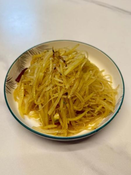酸辣土豆丝怎么做才脆_土豆丝焯水还是过油-第2张图片-山城妙识