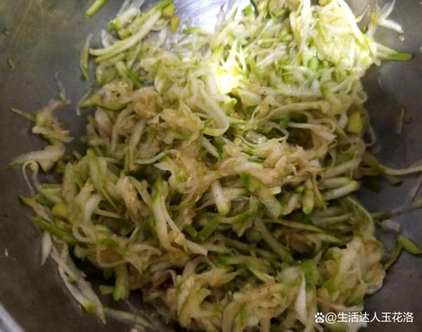 西葫芦糊塌子怎么做_为什么一翻面就碎-第1张图片-山城妙识