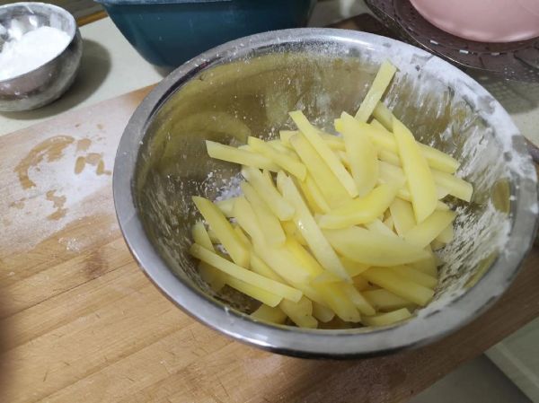 家庭炸土豆条怎么炸才脆_土豆条炸之前要不要焯水-第2张图片-山城妙识 家庭炸土豆条怎么炸才脆_土豆条炸之前要不要焯水-第2张图片-山城妙识