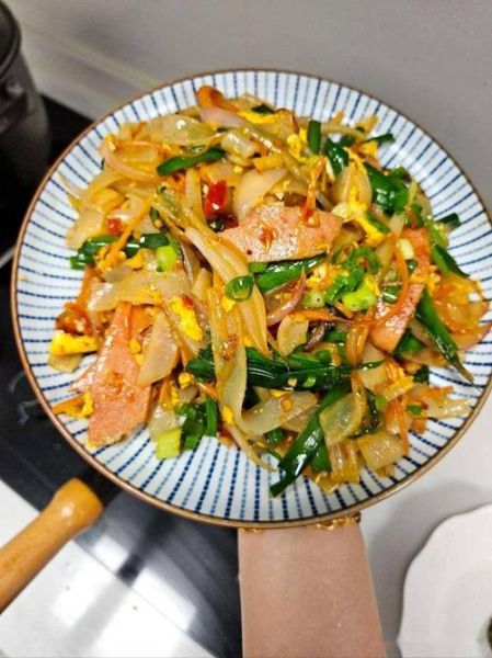 炒河粉怎么不粘锅_炒河粉不粘锅技巧-第1张图片-山城妙识