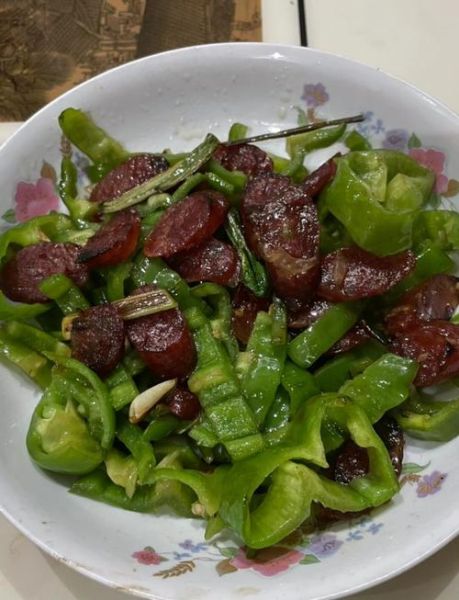 青椒炒腊肠怎么做_腊肠要不要先焯水-第1张图片-山城妙识