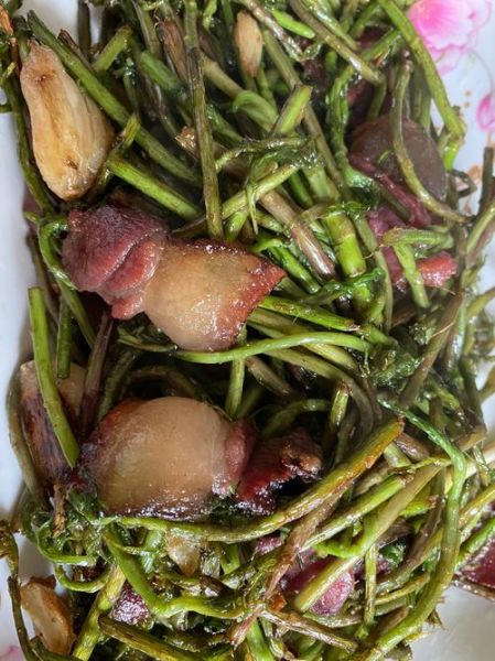 藜蒿炒腊肉怎么做_藜蒿炒腊肉图片实拍技巧-第1张图片-山城妙识 藜蒿炒腊肉怎么做_藜蒿炒腊肉图片实拍技巧-第1张图片-山城妙识