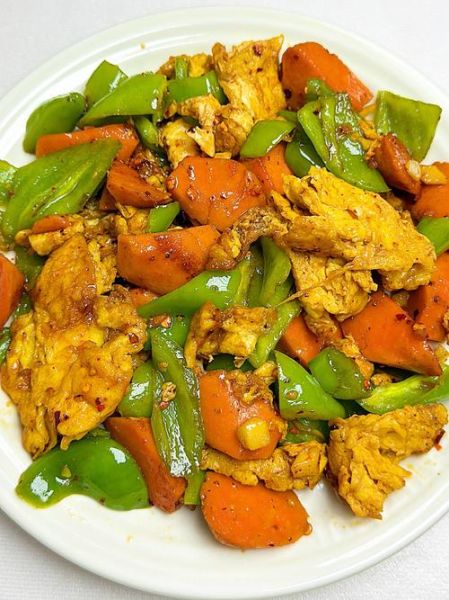 青椒炒鸡蛋怎么做好吃_青椒炒鸡蛋的秘诀-第1张图片-山城妙识