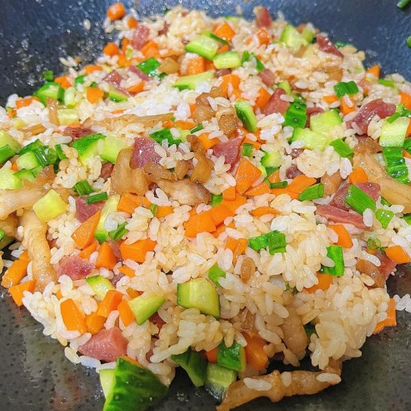 腊肠炒饭怎么做_腊肠炒饭用生米还是熟米-第3张图片-山城妙识 腊肠炒饭怎么做_腊肠炒饭用生米还是熟米-第3张图片-山城妙识
