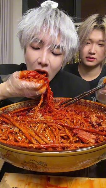 火鸡面吃播怎么做_火鸡面吃播用什么镜头-第2张图片-山城妙识