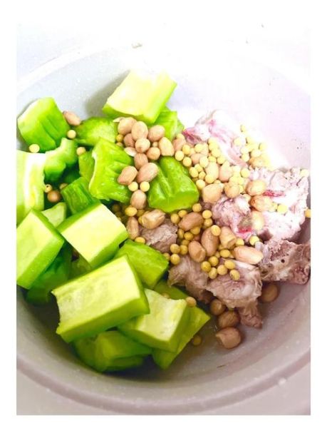 黄豆苦瓜排骨汤的做法_苦瓜汤怎么去除苦味-第2张图片-山城妙识 黄豆苦瓜排骨汤的做法_苦瓜汤怎么去除苦味-第2张图片-山城妙识