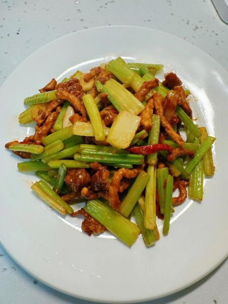 芹菜怎么炒才嫩_芹菜炒不老技巧-第3张图片-山城妙识 芹菜怎么炒才嫩_芹菜炒不老技巧-第3张图片-山城妙识