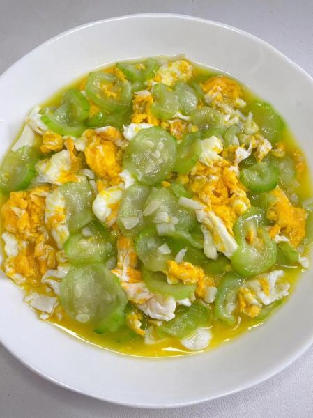 炒丝瓜怎么做最好吃_丝瓜怎么炒才不变黑-第1张图片-山城妙识