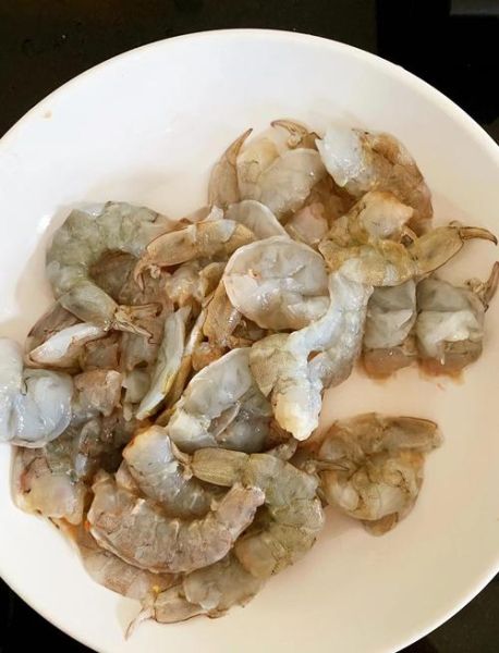 麻辣虾球怎么做才入味_麻辣虾球焯水还是直接炒-第1张图片-山城妙识