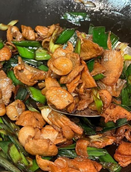 蒜苗尖椒回锅肉怎么做_回锅肉先焯水还是先煸炒-第2张图片-山城妙识 蒜苗尖椒回锅肉怎么做_回锅肉先焯水还是先煸炒-第2张图片-山城妙识