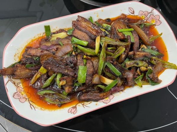 蒜苗尖椒回锅肉怎么做_回锅肉先焯水还是先煸炒-第3张图片-山城妙识 蒜苗尖椒回锅肉怎么做_回锅肉先焯水还是先煸炒-第3张图片-山城妙识