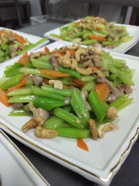 芹菜炒腰果怎么做_芹菜炒腰果家常做法-第2张图片-山城妙识 芹菜炒腰果怎么做_芹菜炒腰果家常做法-第2张图片-山城妙识