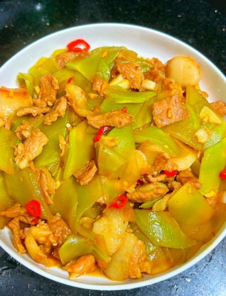 莴苣炒什么比较好吃_莴苣炒肉片还是鸡蛋-第1张图片-山城妙识