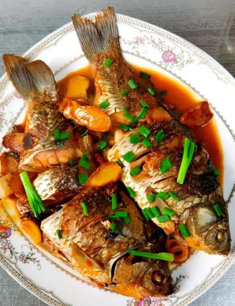 红烧鲫鱼怎么做不腥又入味_红烧鲫鱼的做法步骤窍门-第1张图片-山城妙识