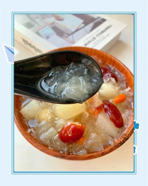 银耳莲子羹的功效与禁忌_适合什么人吃-第1张图片-山城妙识