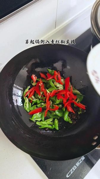 青椒炒肉怎么炒才嫩_青椒炒肉做法视频教程-第3张图片-山城妙识