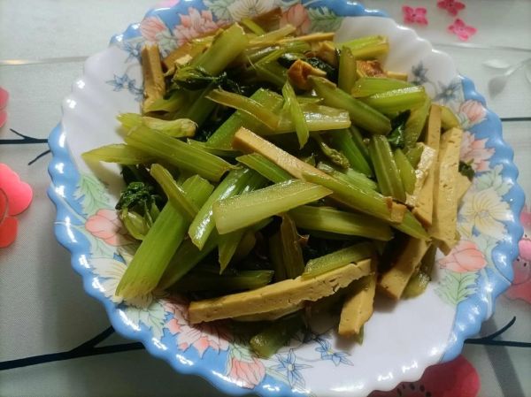 芹菜炒豆干怎么炒好吃_芹菜炒豆干用焯水吗-第3张图片-山城妙识