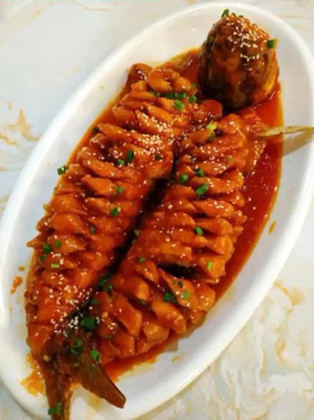 松鼠鱼花刀怎么切_松鼠鱼切花刀技巧-第1张图片-山城妙识 松鼠鱼花刀怎么切_松鼠鱼切花刀技巧-第1张图片-山城妙识