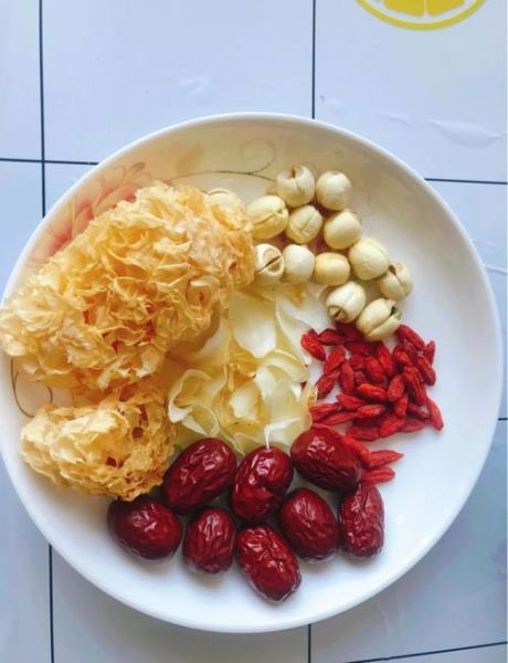 银耳莲子红枣汤怎么炖_银耳莲子红枣汤炖多久-第1张图片-山城妙识