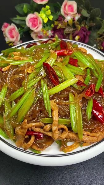 芹菜肉末粉条怎么做_芹菜肉末粉条的家常做法-第3张图片-山城妙识