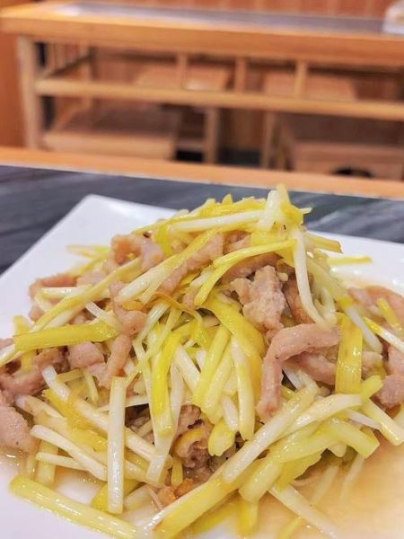 韭黄炒肉丝怎么炒才嫩_韭黄炒肉丝要不要焯水-第1张图片-山城妙识 韭黄炒肉丝怎么炒才嫩_韭黄炒肉丝要不要焯水-第1张图片-山城妙识