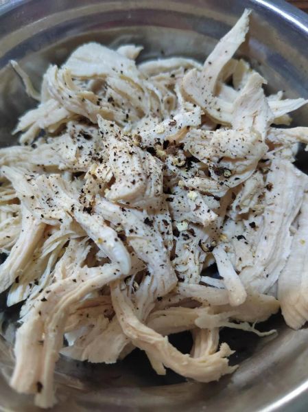 白水煮鸡胸肉怎么煮嫩_鸡胸肉不柴的秘诀-第1张图片-山城妙识