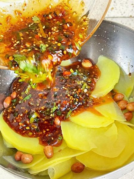 凉拌土豆片怎么做好吃_凉拌土豆片要不要焯水-第2张图片-山城妙识 凉拌土豆片怎么做好吃_凉拌土豆片要不要焯水-第2张图片-山城妙识