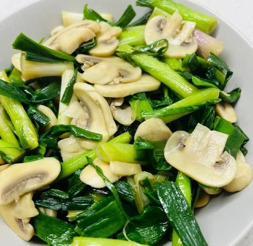 蒜苗炒香菇怎么炒好吃_家常做法步骤-第1张图片-山城妙识